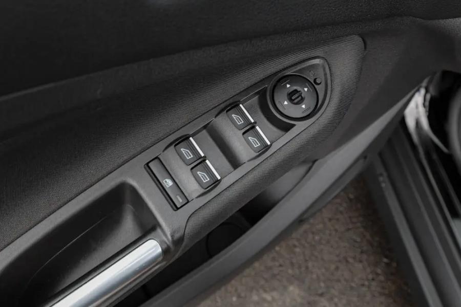 Black Ford C-Max 2019 in Jelgava, with an engine capacity of 1.00 L and mileage of 56 thousand km for 8750 €, photo 22 on AUTOMOTO.COM.LV