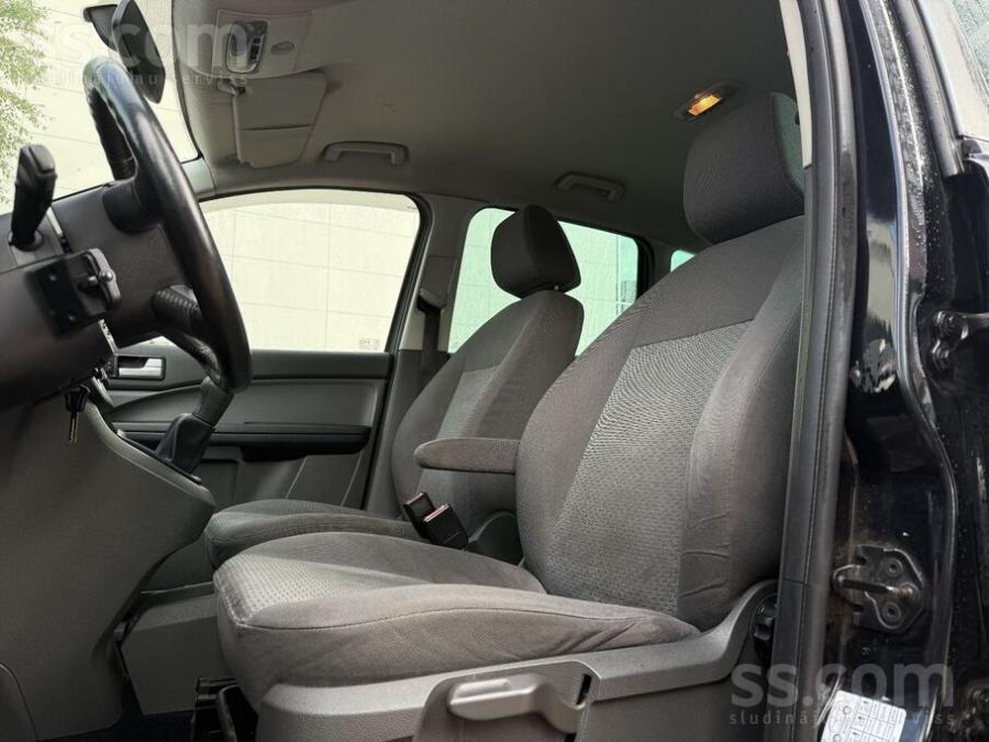 Black Ford C-Max 2007 in Riga, with an engine capacity of 1.60 L and mileage of 0 thousand km for 2500 €, photo 7 on AUTOMOTO.COM.LV