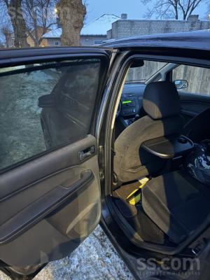 Black Ford C-Max 2004 in Liepaja, with an engine capacity of 1.60 L and mileage of 197 thousand km for 1550 €, photo 9 on AUTOMOTO.COM.LV