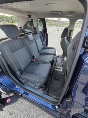 Blue Ford C-Max 2011 in Riga, with an engine capacity of 1.60 L and mileage of 258 thousand km for 3850 €, photo 17 on AUTOMOTO.COM.LV