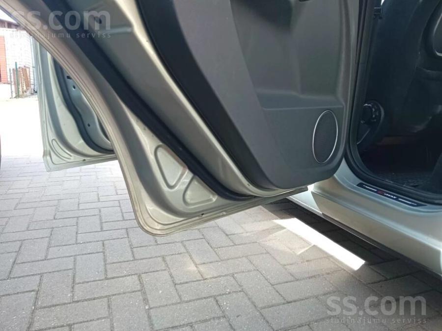 Green Ford C-Max 2008 in Valmiera, with an engine capacity of 1.80 L and mileage of 289 thousand km for 2950 €, photo 6 on AUTOMOTO.COM.LV