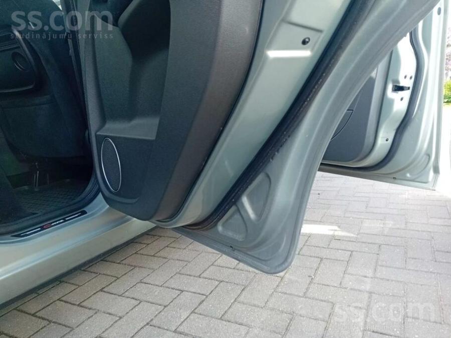 Green Ford C-Max 2008 in Valmiera, with an engine capacity of 1.80 L and mileage of 289 thousand km for 2950 €, photo 7 on AUTOMOTO.COM.LV