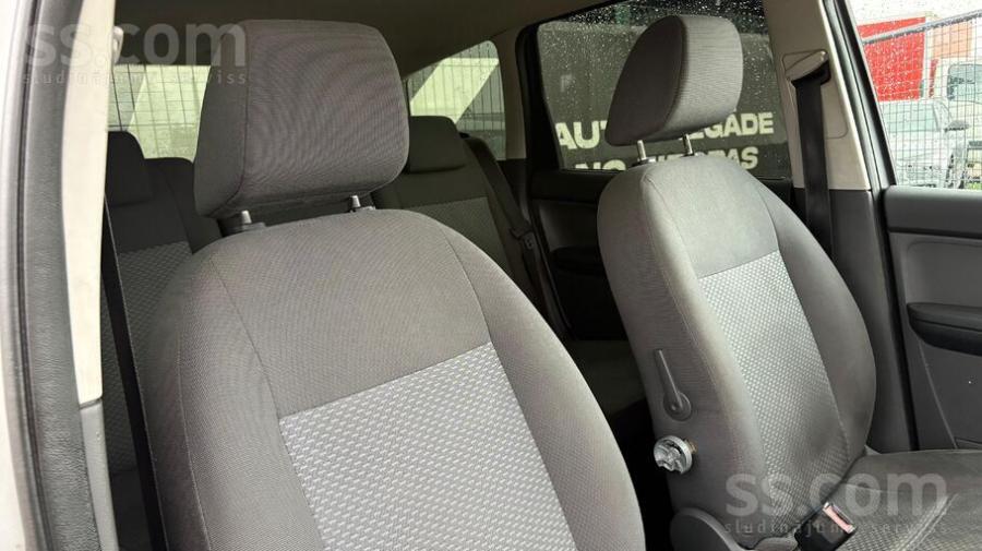 Pelēks Ford C-Max 2004 Liepāja, ar dzinēja tilpumu 1.80 L un nobraukumu 283 tūkst. km par 1250 €, foto 20 vietnē AUTOMOTO.COM.LV