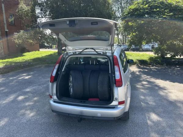 Grey Ford C-Max 2005 in Grobiņa, with an engine capacity of 1.60 L and mileage of 175 thousand km for 2300 €, photo 4 on AUTOMOTO.COM.LV