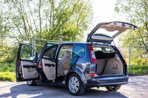 Grey Ford C-Max 2007 in Riga, with an engine capacity of 1.60 L and mileage of 260 thousand km for 2590 €, photo 9 on AUTOMOTO.COM.LV