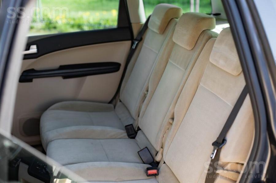 Grey Ford C-Max 2007 in Riga, with an engine capacity of 1.60 L and mileage of 260 thousand km for 2590 €, photo 10 on AUTOMOTO.COM.LV