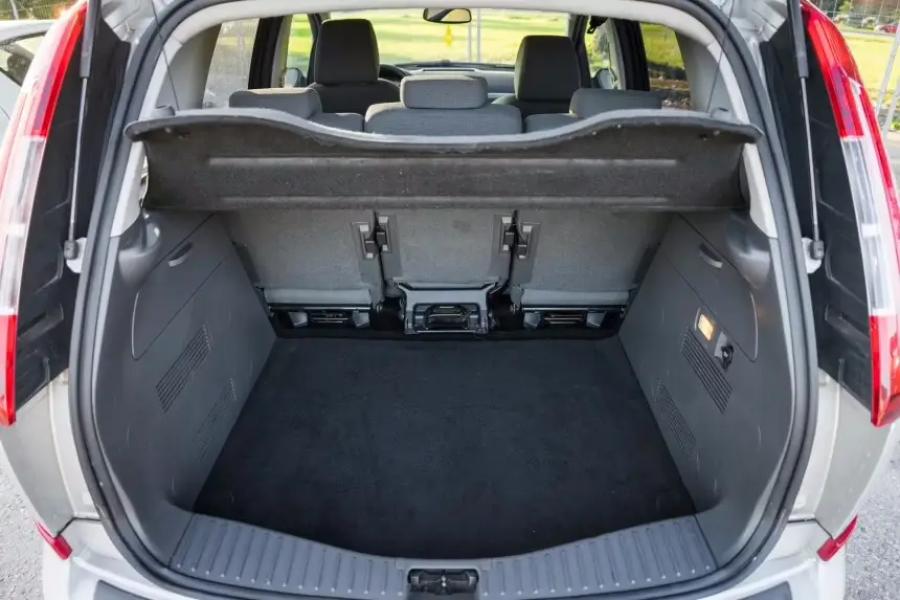 Pelēks Ford C-Max 2009 Liepāja, ar dzinēja tilpumu 1.80 L un nobraukumu 233 tūkst. km par 4150 €, foto 22 vietnē AUTOMOTO.COM.LV