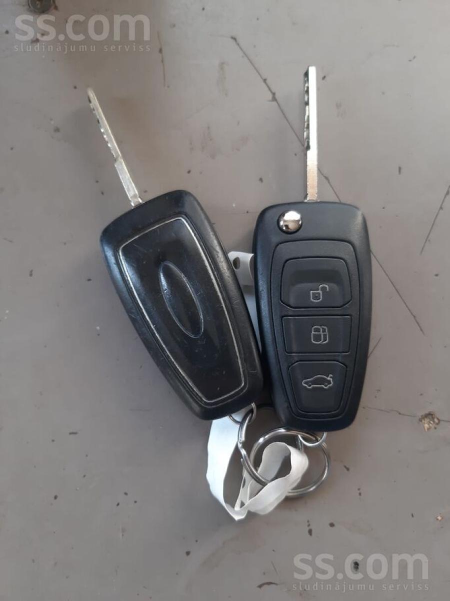 Pelēks Ford C-Max 2011 Daugavpils, ar dzinēja tilpumu 1.60 L un nobraukumu 0 tūkst. km par 3700 €, foto 23 vietnē AUTOMOTO.COM.LV