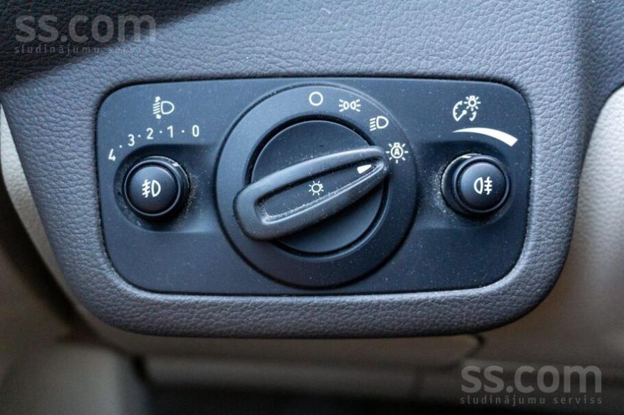 Pelēks Ford C-Max 2016 Rīga, ar dzinēja tilpumu 1.00 L un nobraukumu 206 tūkst. km par 3490 €, foto 22 vietnē AUTOMOTO.COM.LV