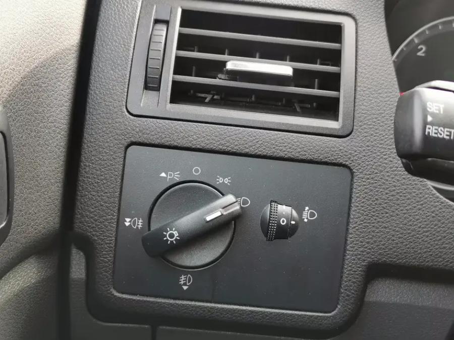 Pelēks Ford C-Max 2006 Kuldīga, ar dzinēja tilpumu 2.00 L un nobraukumu 230 tūkst. km par 2250 €, foto 13 vietnē AUTOMOTO.COM.LV