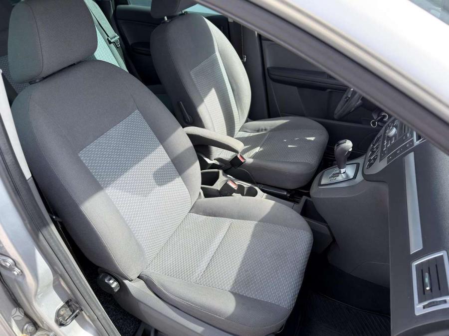 Grey Ford C-Max 2006 in Vilnius, with an engine capacity of 1.60 L and mileage of 264 thousand km for 1350 €, photo 12 on AUTOMOTO.COM.LV