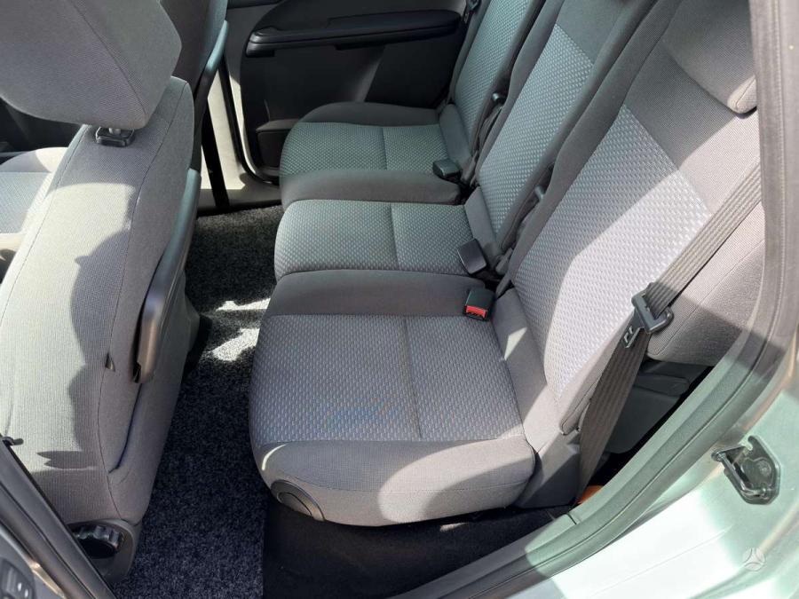 Grey Ford C-Max 2006 in Vilnius, with an engine capacity of 1.60 L and mileage of 264 thousand km for 1350 €, photo 19 on AUTOMOTO.COM.LV