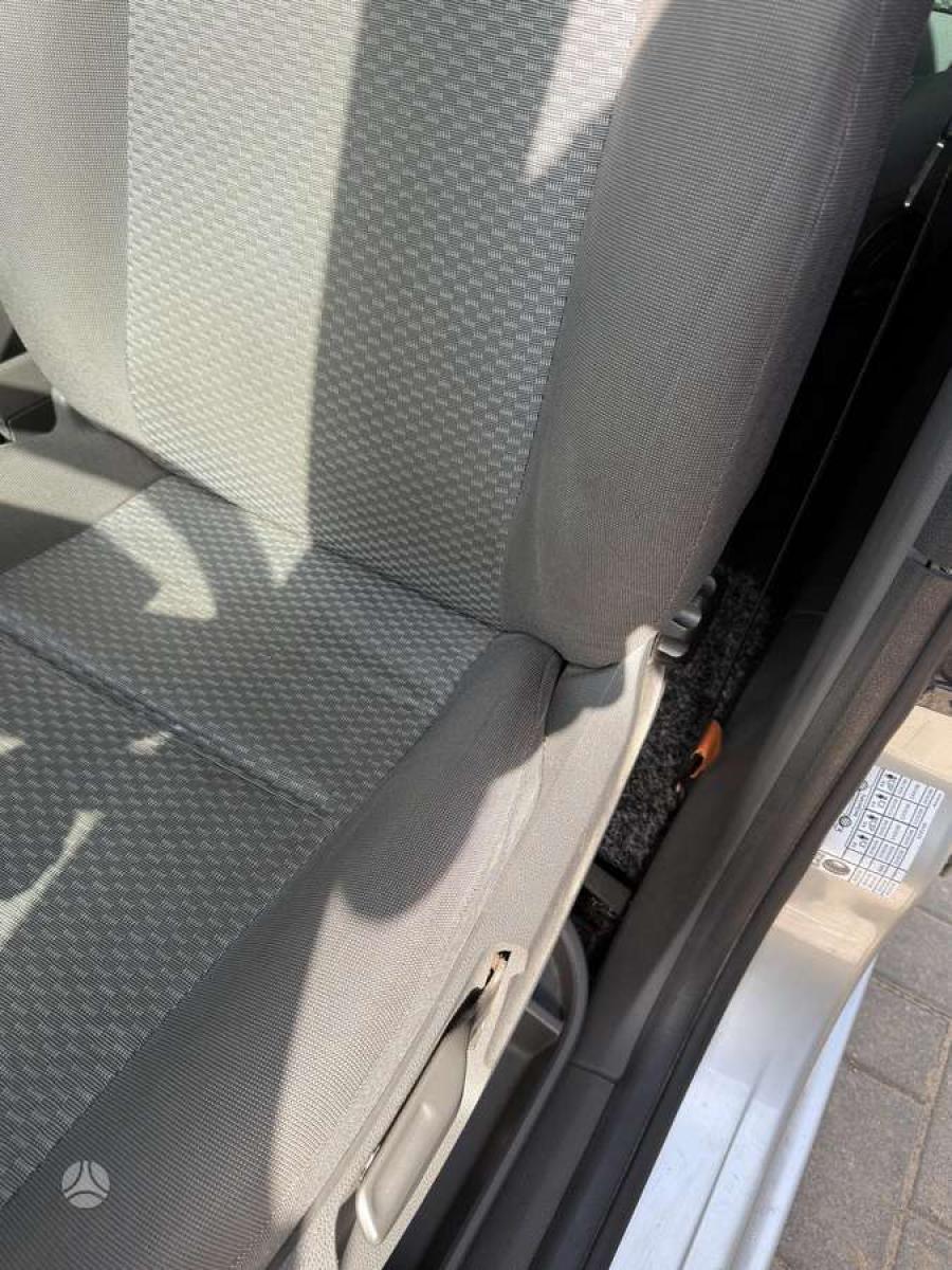 Grey Ford C-Max 2006 in Vilnius, with an engine capacity of 1.60 L and mileage of 264 thousand km for 1350 €, photo 21 on AUTOMOTO.COM.LV