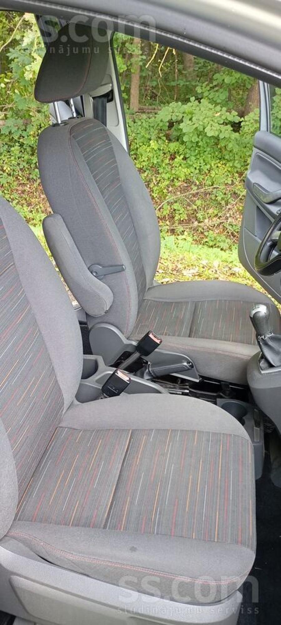 Grey Ford C-Max 2007 in Dobele, with an engine capacity of 1.60 L and mileage of 245 thousand km for 1950 €, photo 13 on AUTOMOTO.COM.LV