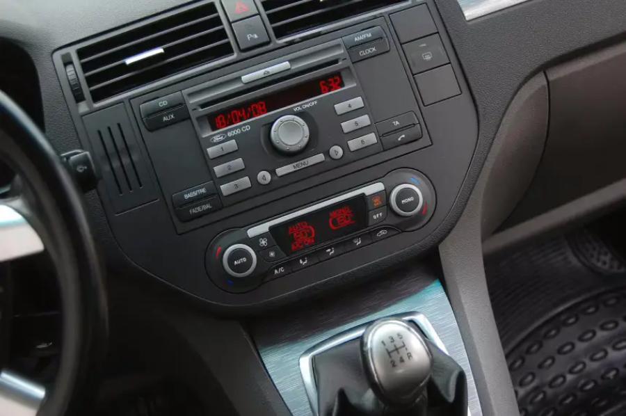 Pelēks Ford C-Max 2008 Jēkabpils, ar dzinēja tilpumu 1.80 L un nobraukumu 295 tūkst. km par 2200 €, foto 15 vietnē AUTOMOTO.COM.LV