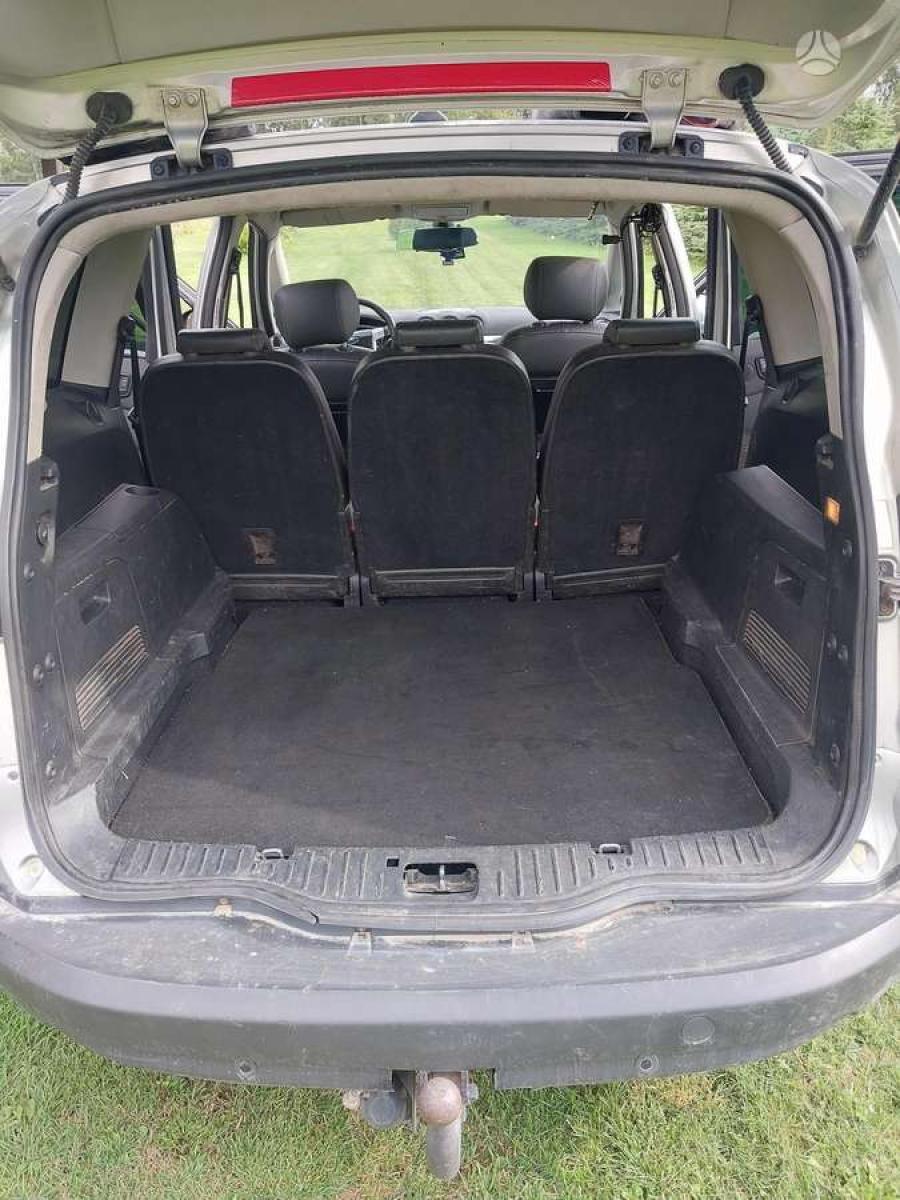 Grey Ford C-Max 2008 in Siauliai, with an engine capacity of 1.75 L and mileage of 343 thousand km for 1800 €, photo 3 on AUTOMOTO.COM.LV