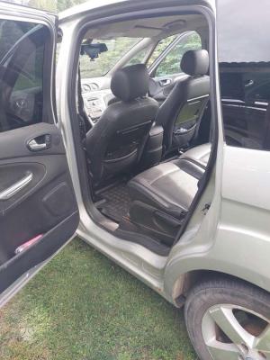 Grey Ford C-Max 2008 in Siauliai, with an engine capacity of 1.75 L and mileage of 343 thousand km for 1800 €, photo 4 on AUTOMOTO.COM.LV