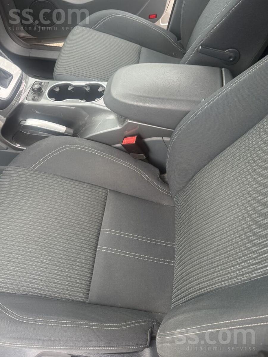 Grey Ford C-Max 2013 in Riga, with an engine capacity of 2.00 L and mileage of 245 thousand km for 3950 €, photo 15 on AUTOMOTO.COM.LV