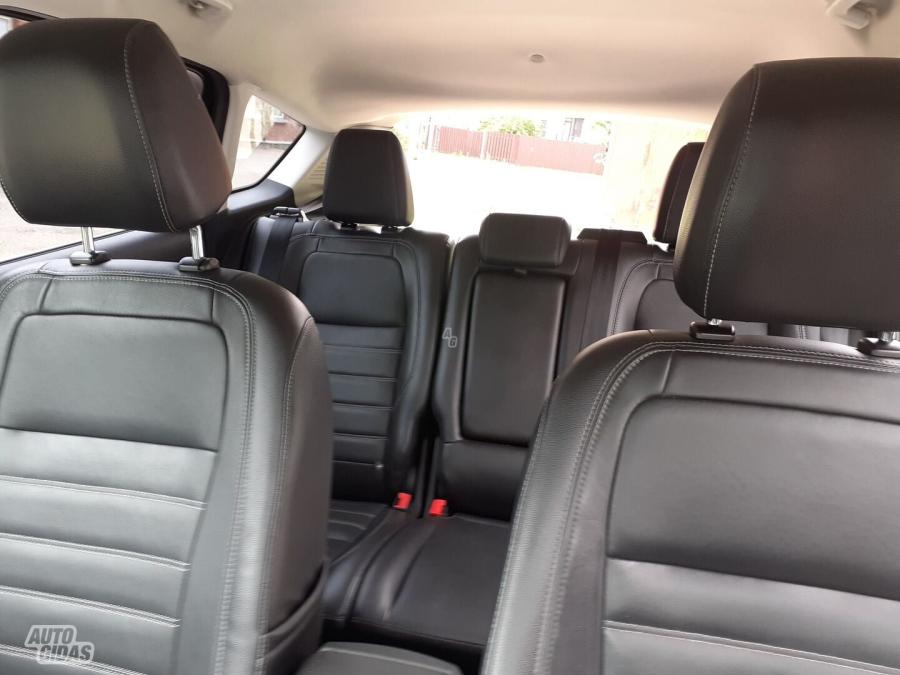 Grey Ford C-Max 2017 in Panevezys, with an engine capacity of 2.00 L and mileage of 112 thousand km for 8500 €, photo 6 on AUTOMOTO.COM.LV