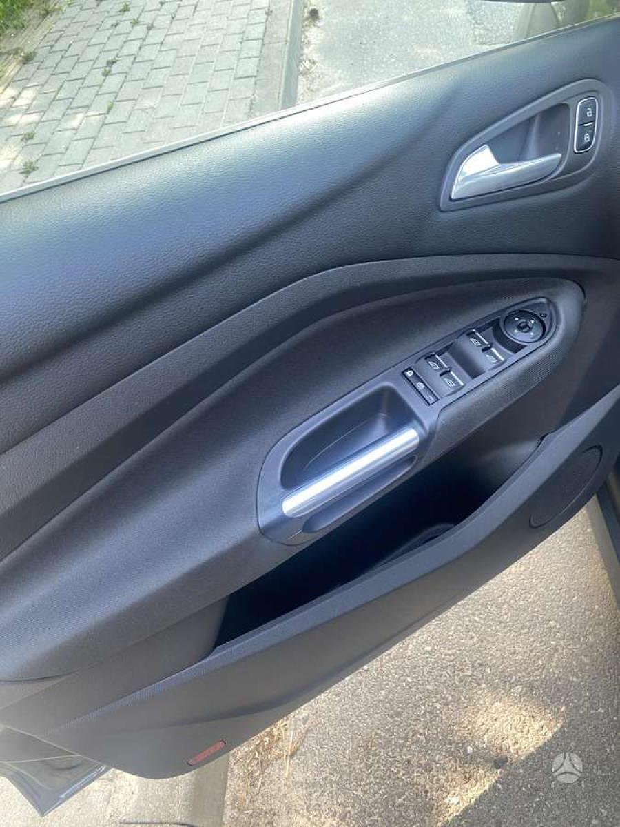 Grey Ford C-Max 2017 in Taurage, with an engine capacity of 1.00 L and mileage of 165 thousand km for 4900 €, photo 13 on AUTOMOTO.COM.LV
