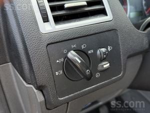 Sarkans Ford C-Max 2007 Liepāja, ar dzinēja tilpumu 1.60 L un nobraukumu 235 tūkst. km par 2900 €, foto 24 vietnē AUTOMOTO.COM.LV