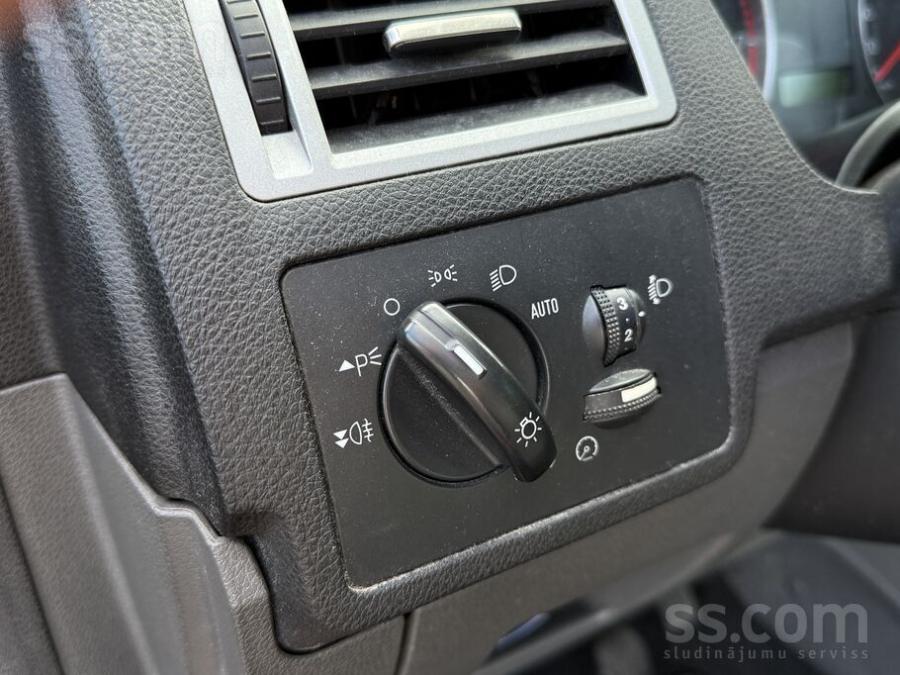 Sarkans Ford C-Max 2007 Liepāja, ar dzinēja tilpumu 1.60 L un nobraukumu 235 tūkst. km par 2900 €, foto 24 vietnē AUTOMOTO.COM.LV