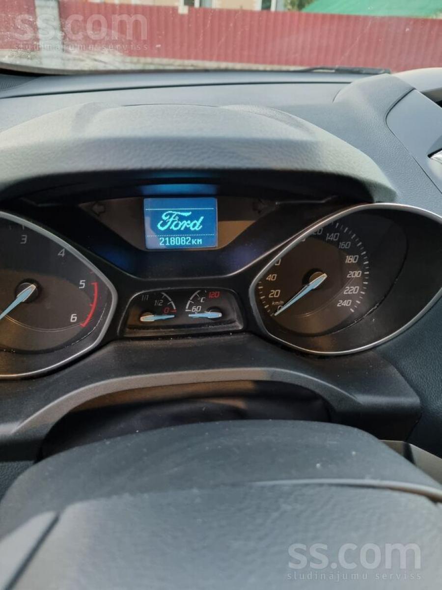 Red Ford C-Max 2014 in Daugavpils, with an engine capacity of 2.00 L and mileage of 218 thousand km for 6500 €, photo 5 on AUTOMOTO.COM.LV