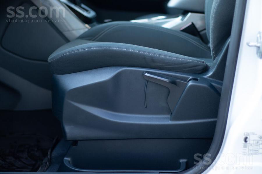 Balts Ford C-Max 2012 Rīga, ar dzinēja tilpumu 2.00 L un nobraukumu 175 tūkst. km par 5550 €, foto 24 vietnē AUTOMOTO.COM.LV