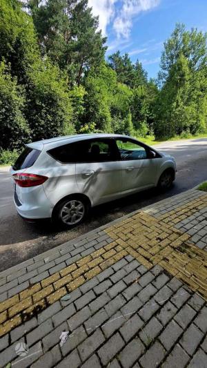 White Ford C-Max 2015 in Kretinga, with an engine capacity of 1.60 L and mileage of 255 thousand km for 3150 €, photo 5 on AUTOMOTO.COM.LV