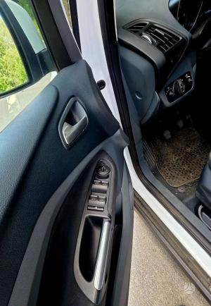 White Ford C-Max 2015 in Kretinga, with an engine capacity of 1.60 L and mileage of 255 thousand km for 3150 €, photo 12 on AUTOMOTO.COM.LV