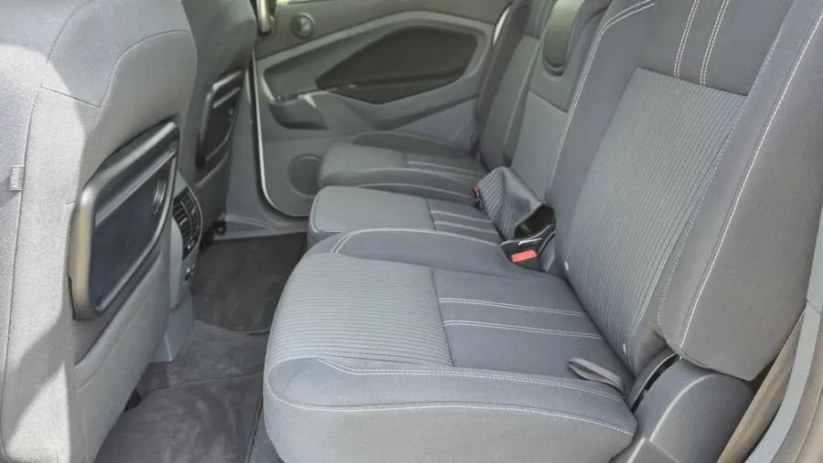 White Ford C-Max 2011 in Riga, with an engine capacity of 1.60 L and mileage of 216 thousand km for 5500 €, photo 19 on AUTOMOTO.COM.LV