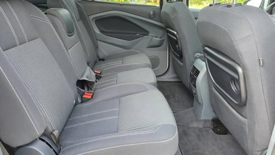 White Ford C-Max 2011 in Riga, with an engine capacity of 1.60 L and mileage of 216 thousand km for 5500 €, photo 23 on AUTOMOTO.COM.LV
