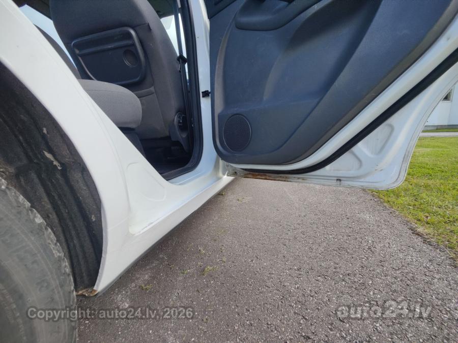Balts Ford C-Max 2008 Pērnava, ar dzinēja tilpumu 1.60 L un nobraukumu 338 tūkst. km par 2000 €, foto 15 vietnē AUTOMOTO.COM.LV