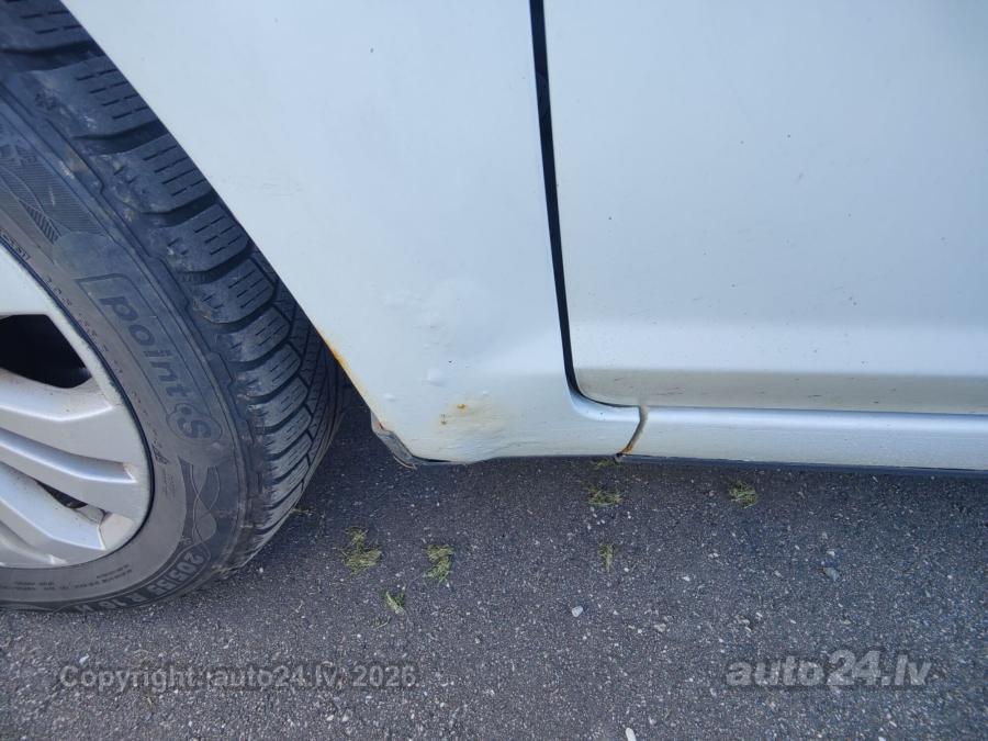 Balts Ford C-Max 2008 Pērnava, ar dzinēja tilpumu 1.60 L un nobraukumu 338 tūkst. km par 2000 €, foto 17 vietnē AUTOMOTO.COM.LV