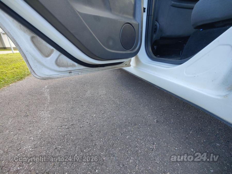 Balts Ford C-Max 2008 Pērnava, ar dzinēja tilpumu 1.60 L un nobraukumu 338 tūkst. km par 2000 €, foto 19 vietnē AUTOMOTO.COM.LV