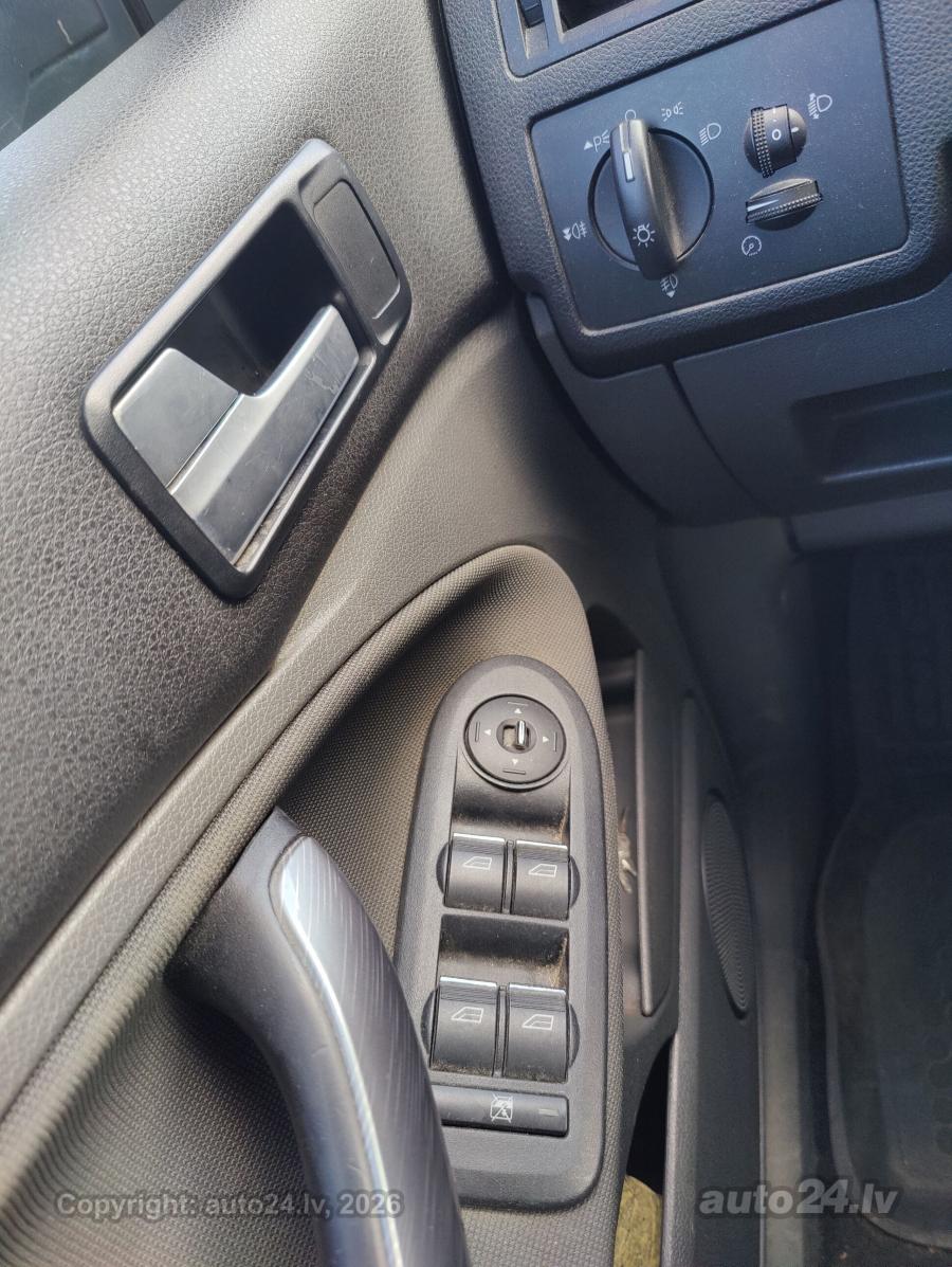 Balts Ford C-Max 2008 Pērnava, ar dzinēja tilpumu 1.60 L un nobraukumu 338 tūkst. km par 2000 €, foto 21 vietnē AUTOMOTO.COM.LV
