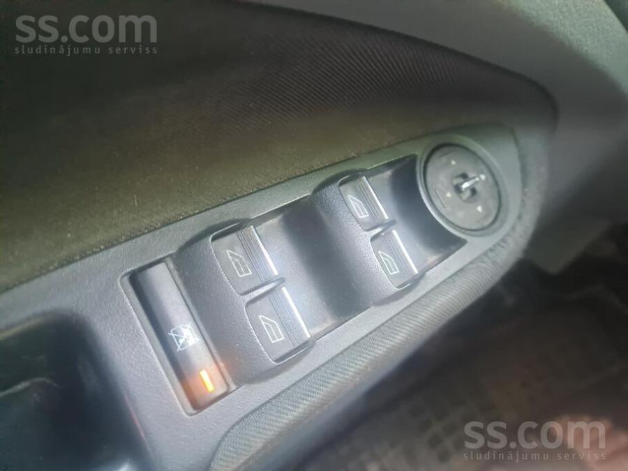 White Ford C-Max 2012 in Jurmala, with an engine capacity of 1.60 L and mileage of 386 thousand km for 3850 €, photo 9 on AUTOMOTO.COM.LV