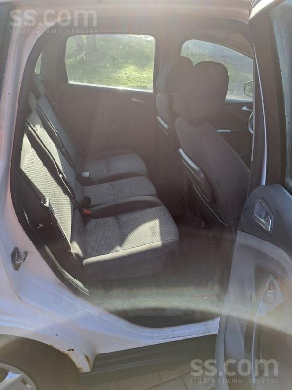 Balts Ford C-Max 2012 Rīga, ar dzinēja tilpumu 1.60 L un nobraukumu 509 tūkst. km par 1500 €, foto 6 vietnē AUTOMOTO.COM.LV