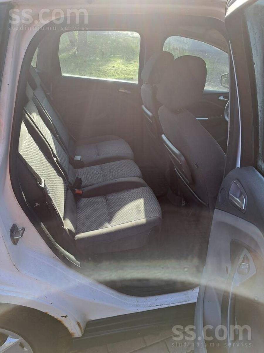 White Ford C-Max 2012 in Riga, with an engine capacity of 1.60 L and mileage of 509 thousand km for 1500 €, photo 6 on AUTOMOTO.COM.LV