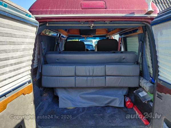 Red Ford Econoline 1993 in Rapla, with an engine capacity of 5.80 L and mileage of 292 thousand km for 7999 €, photo 9 on AUTOMOTO.COM.LV