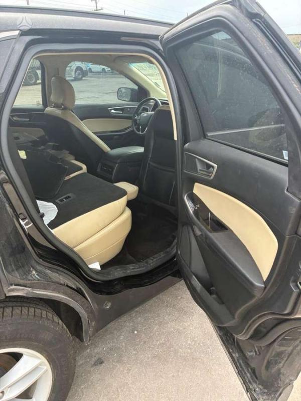 Black Ford Edge 2018 in Kretinga, with an engine capacity of 3.50 L and mileage of 131 thousand km for 10000 €, photo 9 on AUTOMOTO.COM.LV