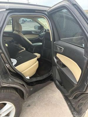 Black Ford Edge 2018 in Kretinga, with an engine capacity of 3.50 L and mileage of 131 thousand km for 10000 €, photo 10 on AUTOMOTO.COM.LV