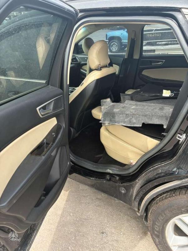 Black Ford Edge 2018 in Kretinga, with an engine capacity of 3.50 L and mileage of 131 thousand km for 10000 €, photo 10 on AUTOMOTO.COM.LV