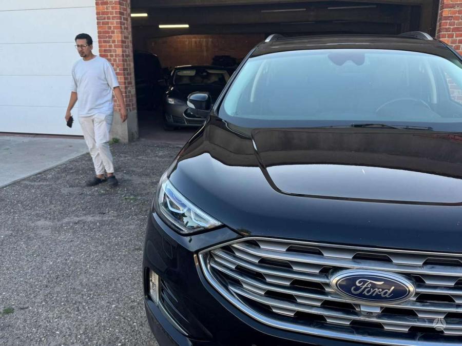 Black Ford Edge 2021 in Vilnius, with an engine capacity of 2.00 L and mileage of 299 thousand km for 13350 €, photo 8 on AUTOMOTO.COM.LV