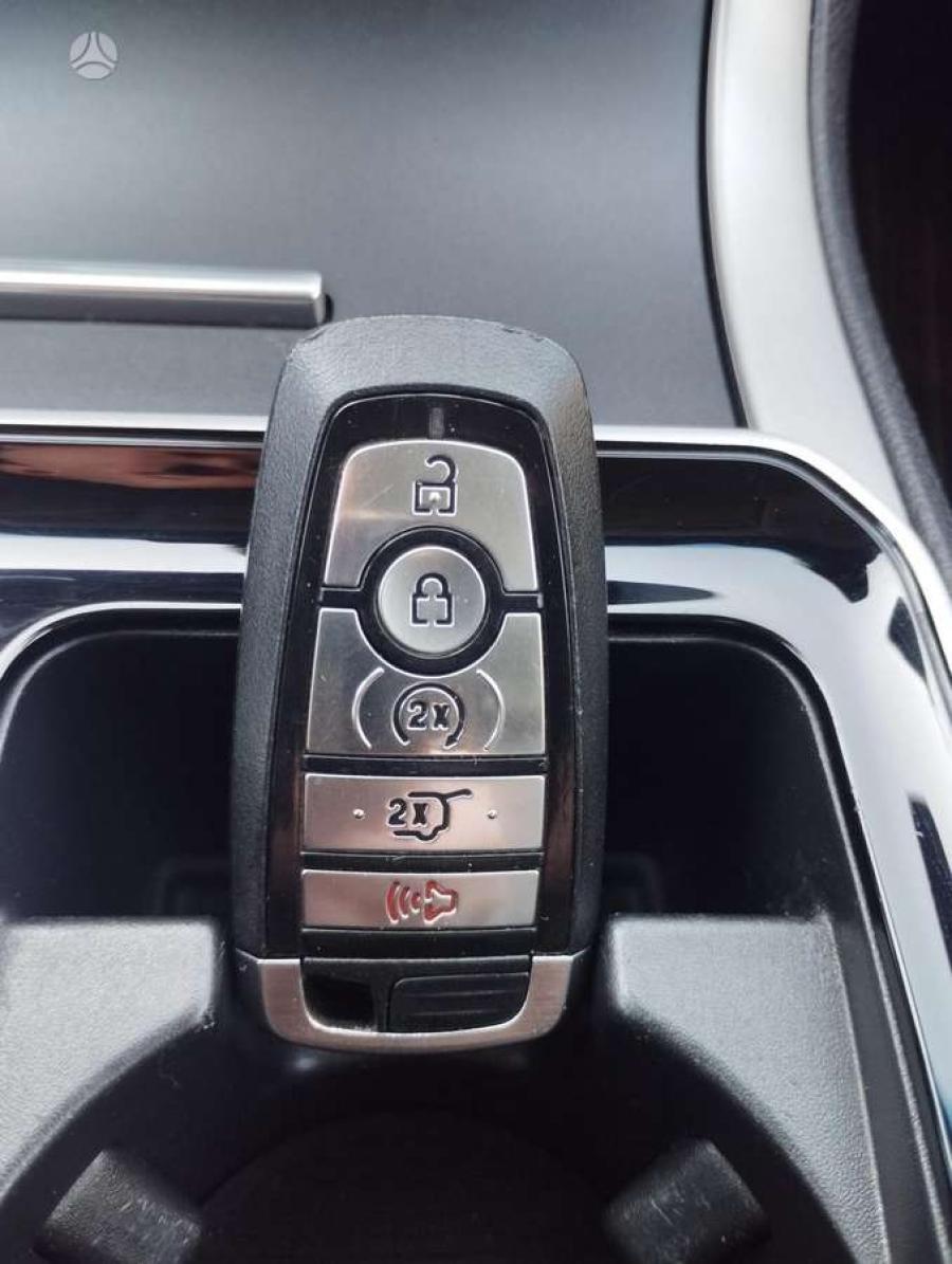 Grey Ford Edge 2020 in Vilnius, with an engine capacity of 2.00 L and mileage of 44 thousand km for 16500 €, photo 28 on AUTOMOTO.COM.LV