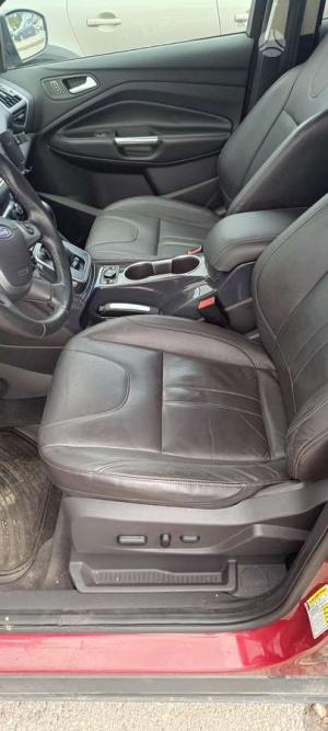 Red Ford Escape 2013 in Vilnius, with an engine capacity of 2.00 L and mileage of 213 thousand km for 7000 €, photo 12 on AUTOMOTO.COM.LV