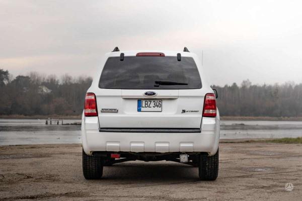 White Ford Escape 2009 in Kaunas, with an engine capacity of 2.30 L and mileage of 275 thousand km for 4900 €, photo 6 on AUTOMOTO.COM.LV