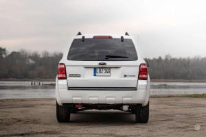 White Ford Escape 2009 in Kaunas, with an engine capacity of 2.30 L and mileage of 275 thousand km for 4900 €, photo 6 on AUTOMOTO.COM.LV