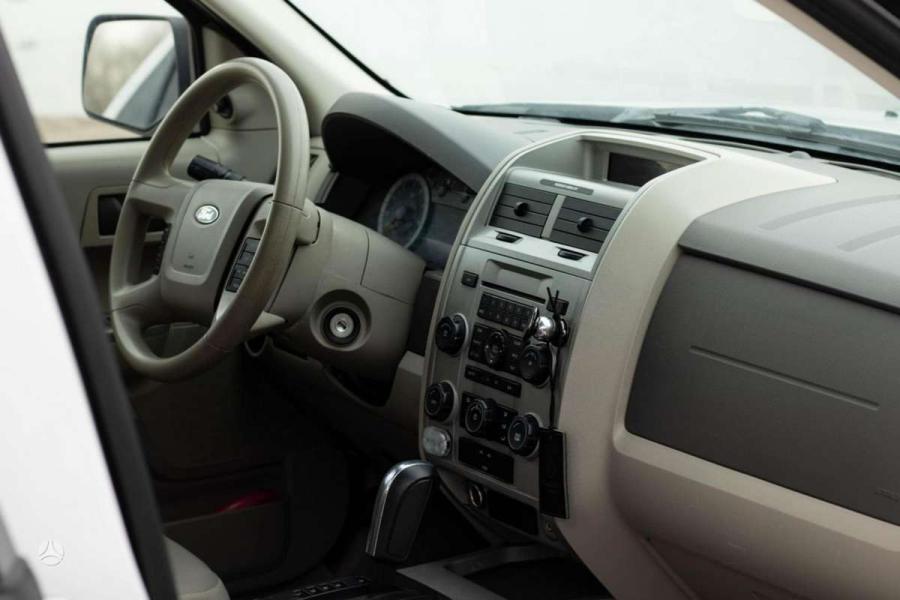 White Ford Escape 2009 in Kaunas, with an engine capacity of 2.30 L and mileage of 275 thousand km for 4900 €, photo 7 on AUTOMOTO.COM.LV