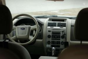 White Ford Escape 2009 in Kaunas, with an engine capacity of 2.30 L and mileage of 275 thousand km for 4900 €, photo 8 on AUTOMOTO.COM.LV
